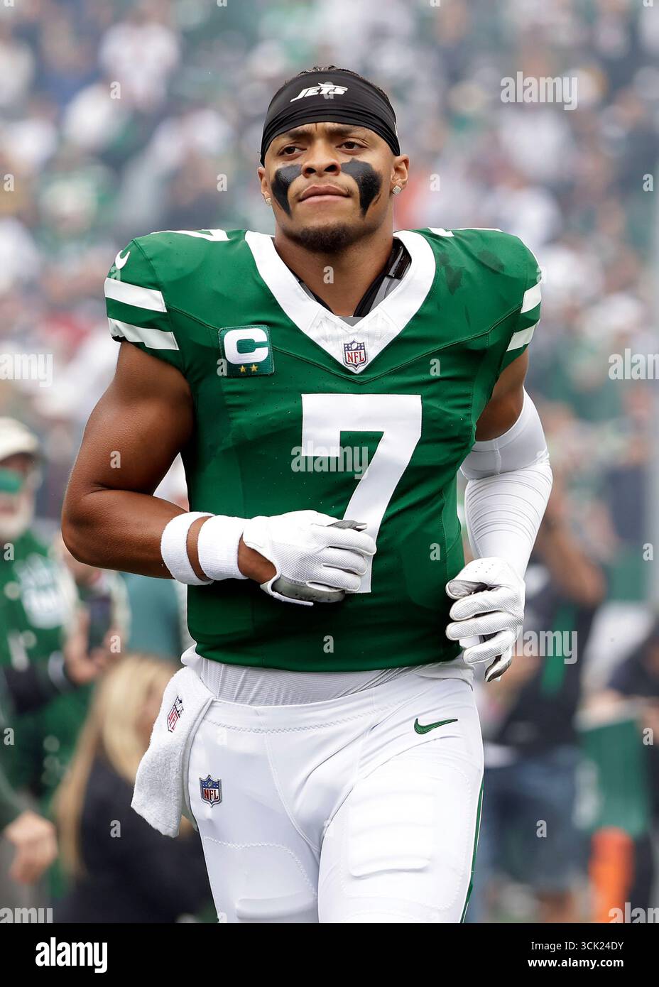 New York Jets quarterback Justin Fields (7)takes the field for an NFL ...