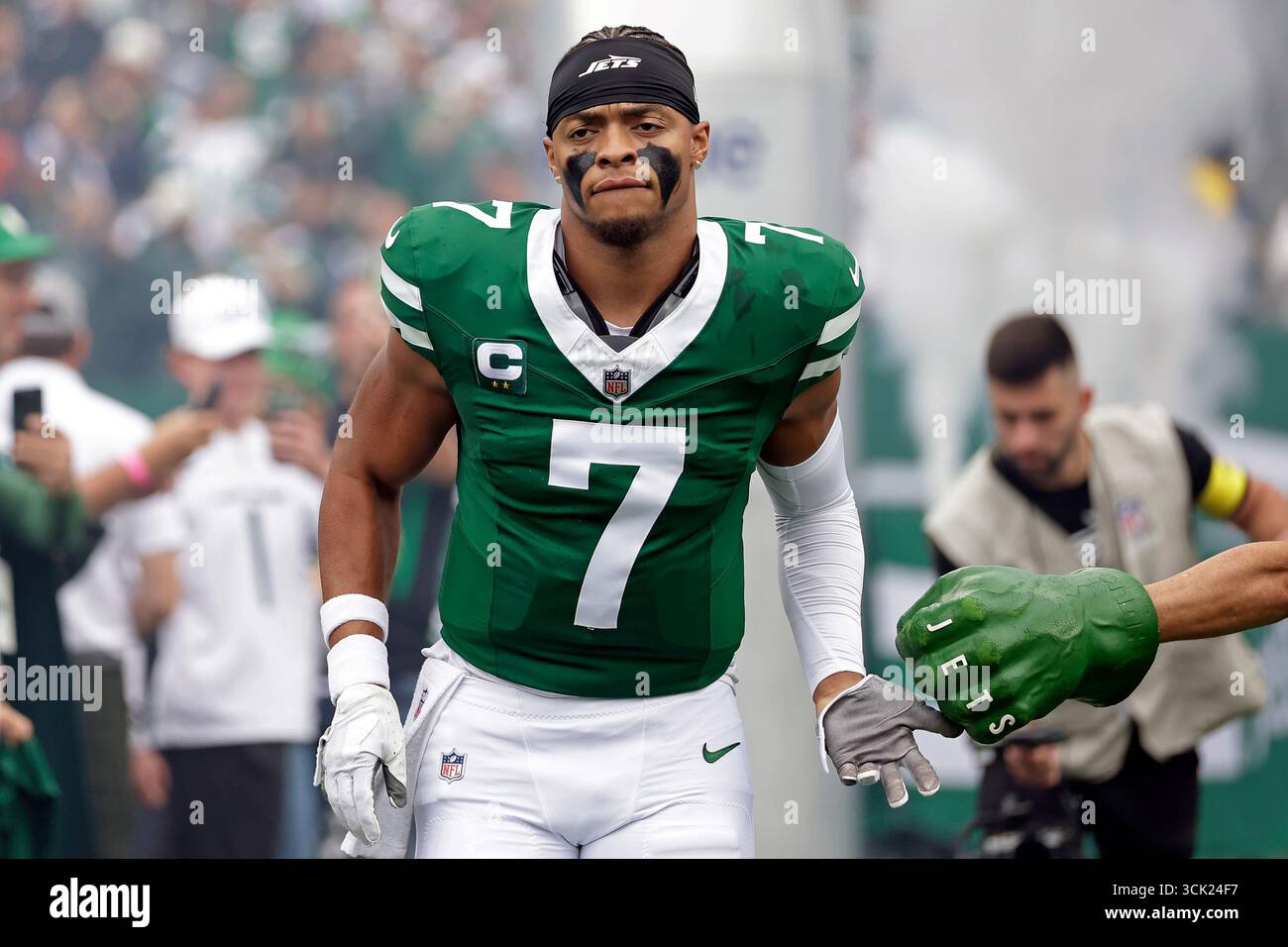 New York Jets quarterback Justin Fields (7)takes the field for an NFL ...
