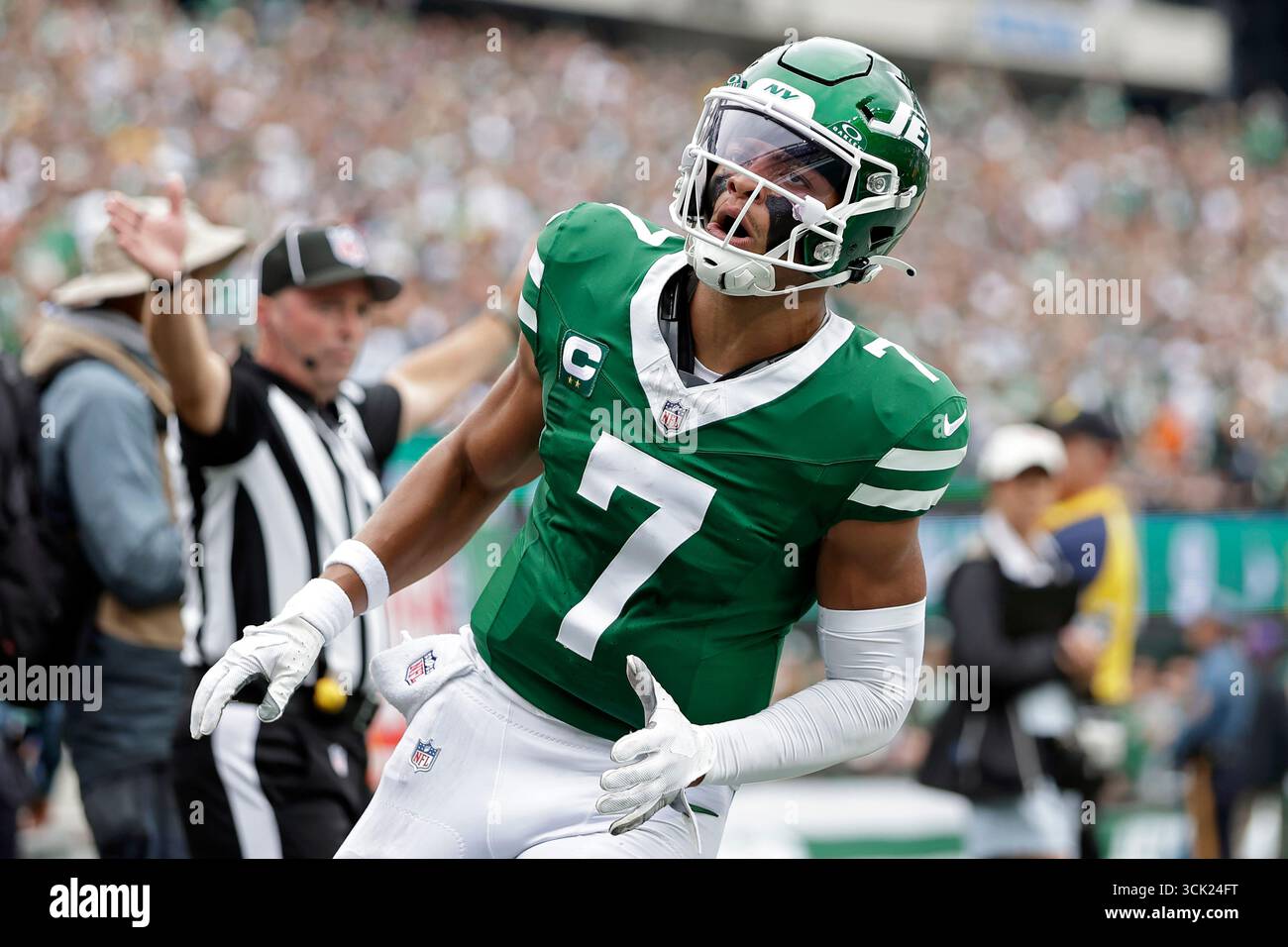 New York Jets quarterback Justin Fields (7) reacts during an NFL ...