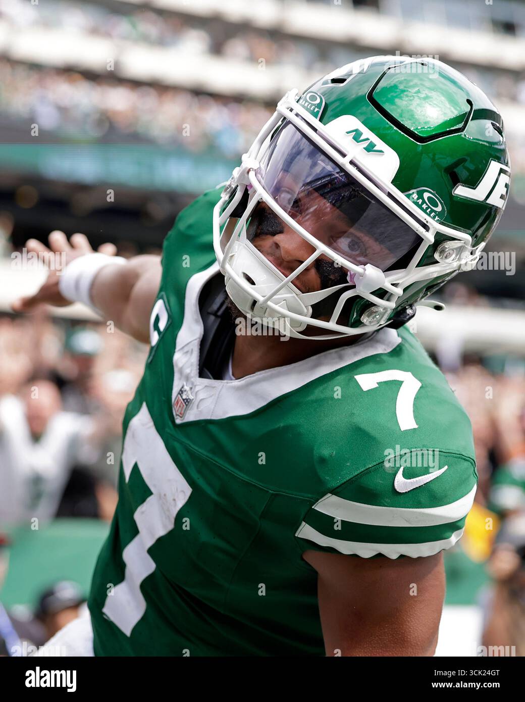 New York Jets quarterback Justin Fields (7) reacts after scoring a ...