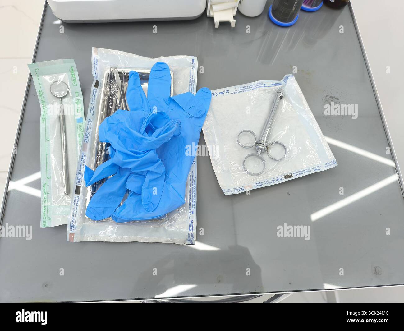 Sterile clinic setting hi-res stock photography and images - Alamy