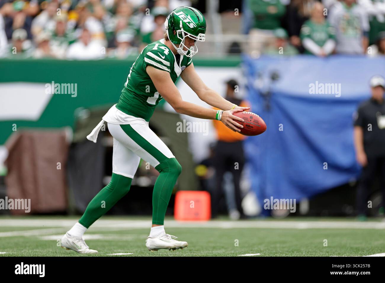 New York Jets punter Austin McNamara (14) in action during an NFL ...