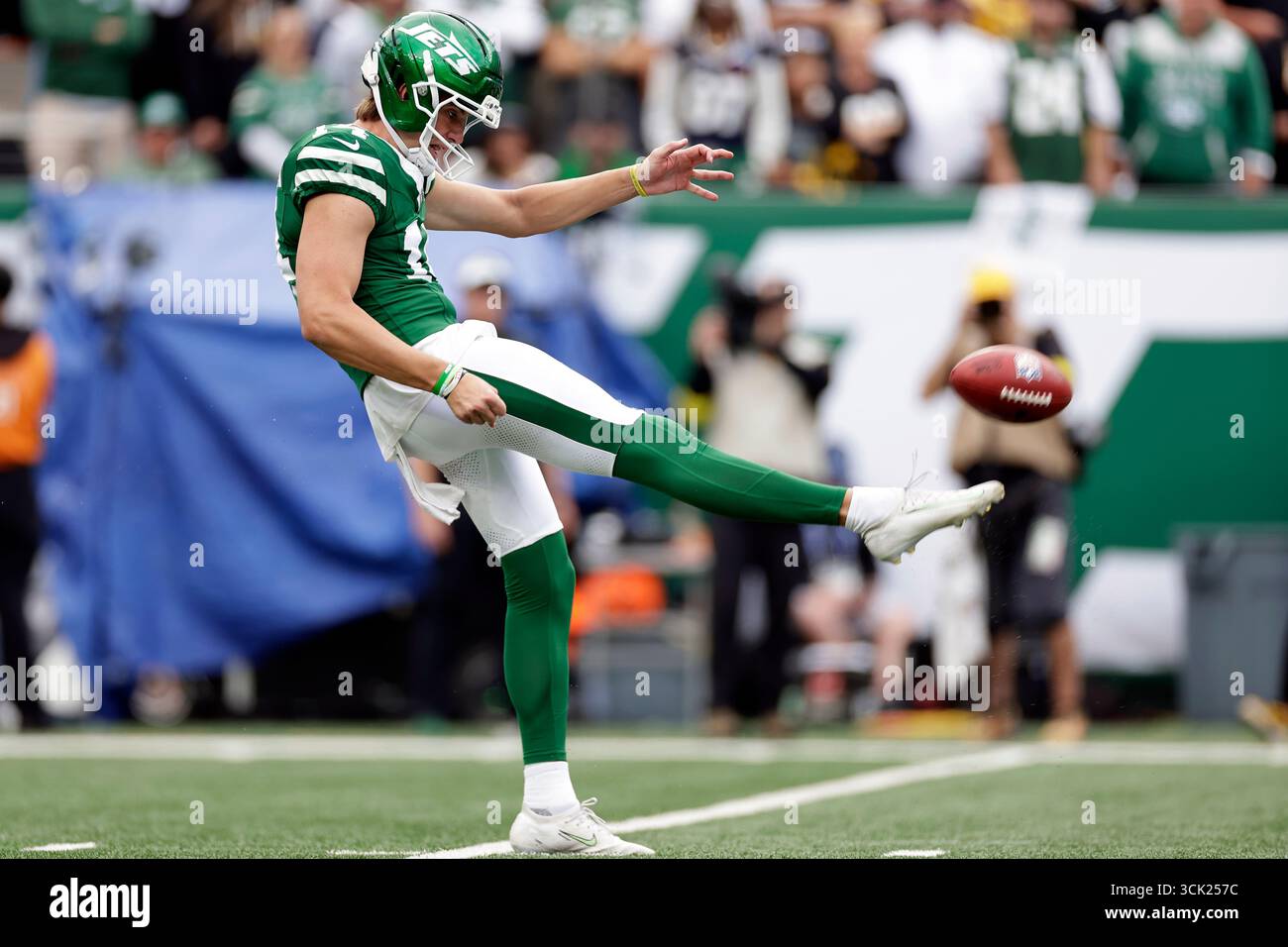 New York Jets punter Austin McNamara (14) in action during an NFL ...
