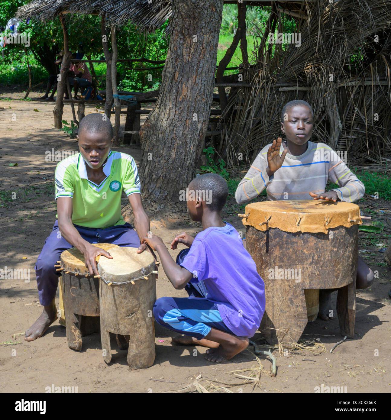 Africa kids drums hi-res stock photography and images - Alamy