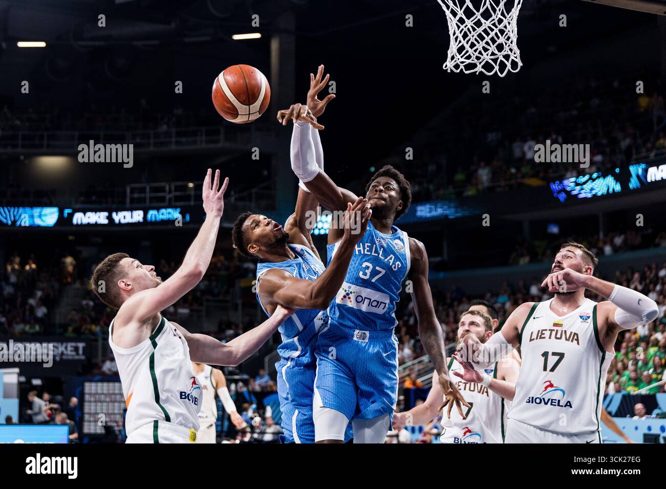 Azuolas Tubelis (Litauen, 10) im Wurf, Giannis Antetokounmpo ...