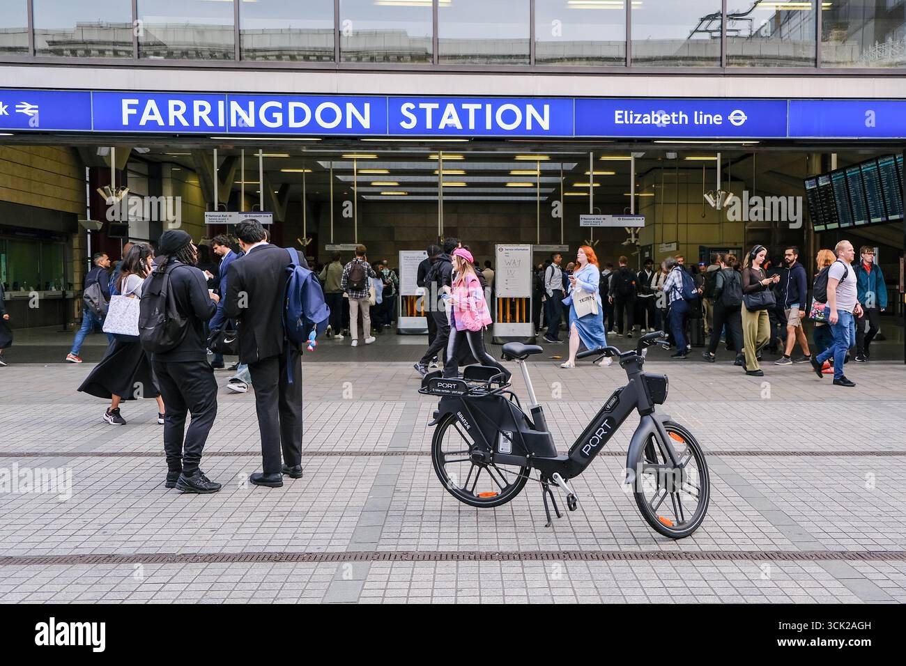 London, UK. 10th September, 2025. Commuters at Farringdon Station ...