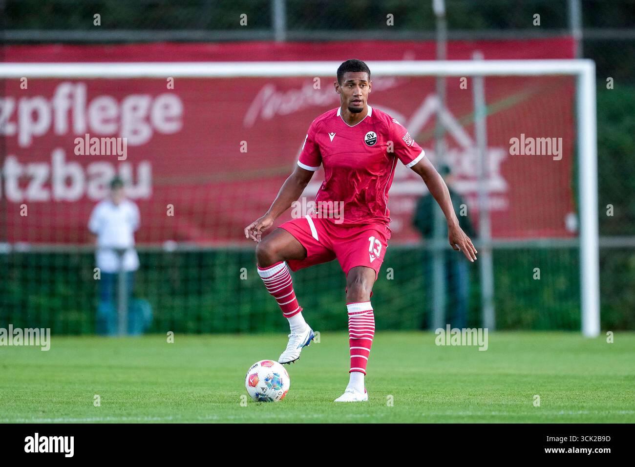 Yannick Osee (SVS, 13), am Ball, Freisteller, Ganzkörper, Einzelbild ...