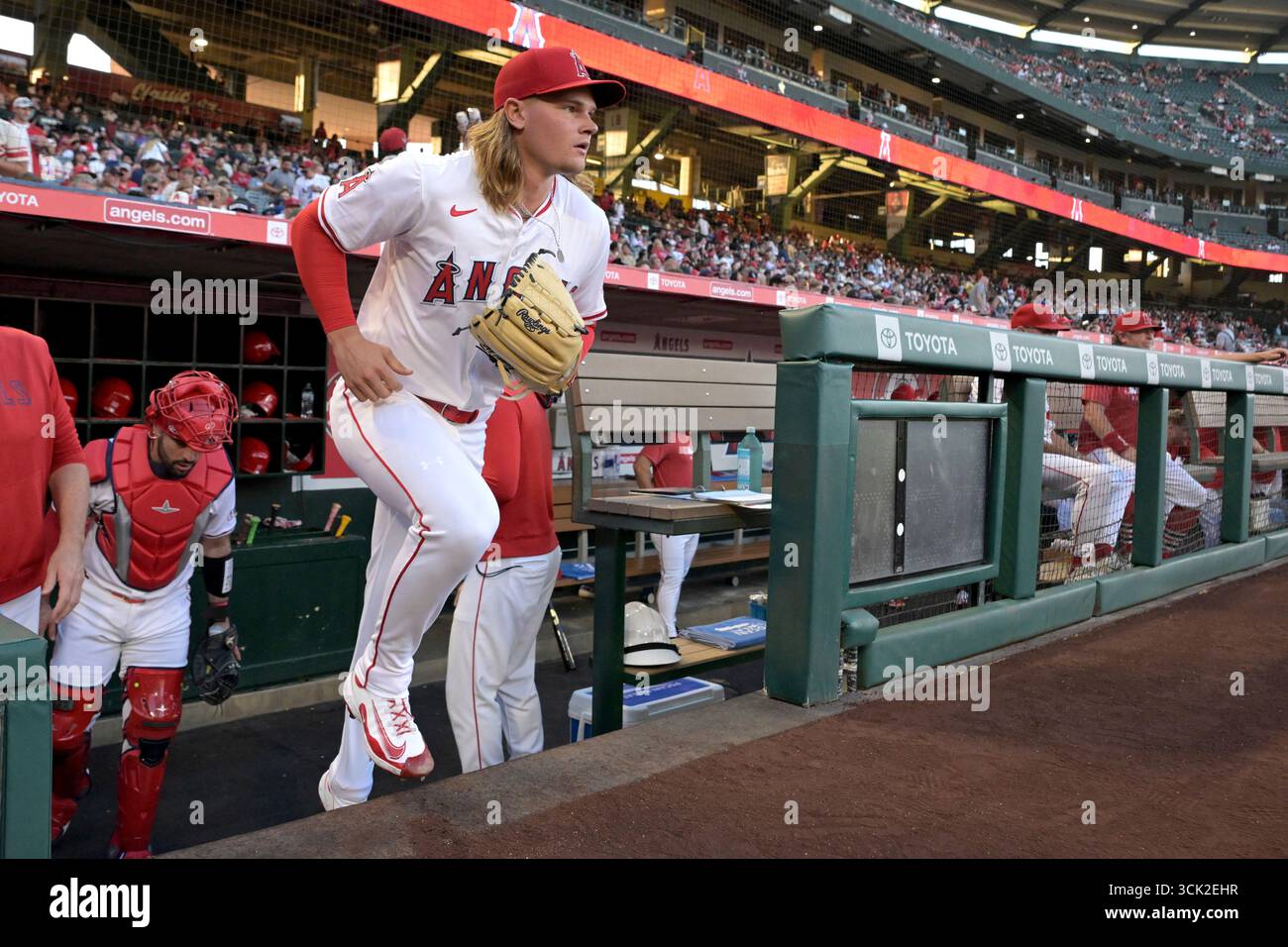 Los Angeles Angels starting pitcher Caden Dana runs on to the field for ...