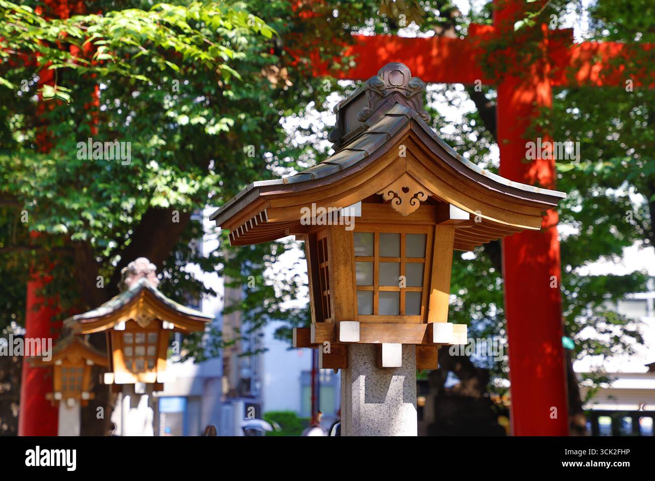 Wooden lanterns at Hanazono Shinto Shrine, Shinjuku, Tokyo, Japan Stock ...
