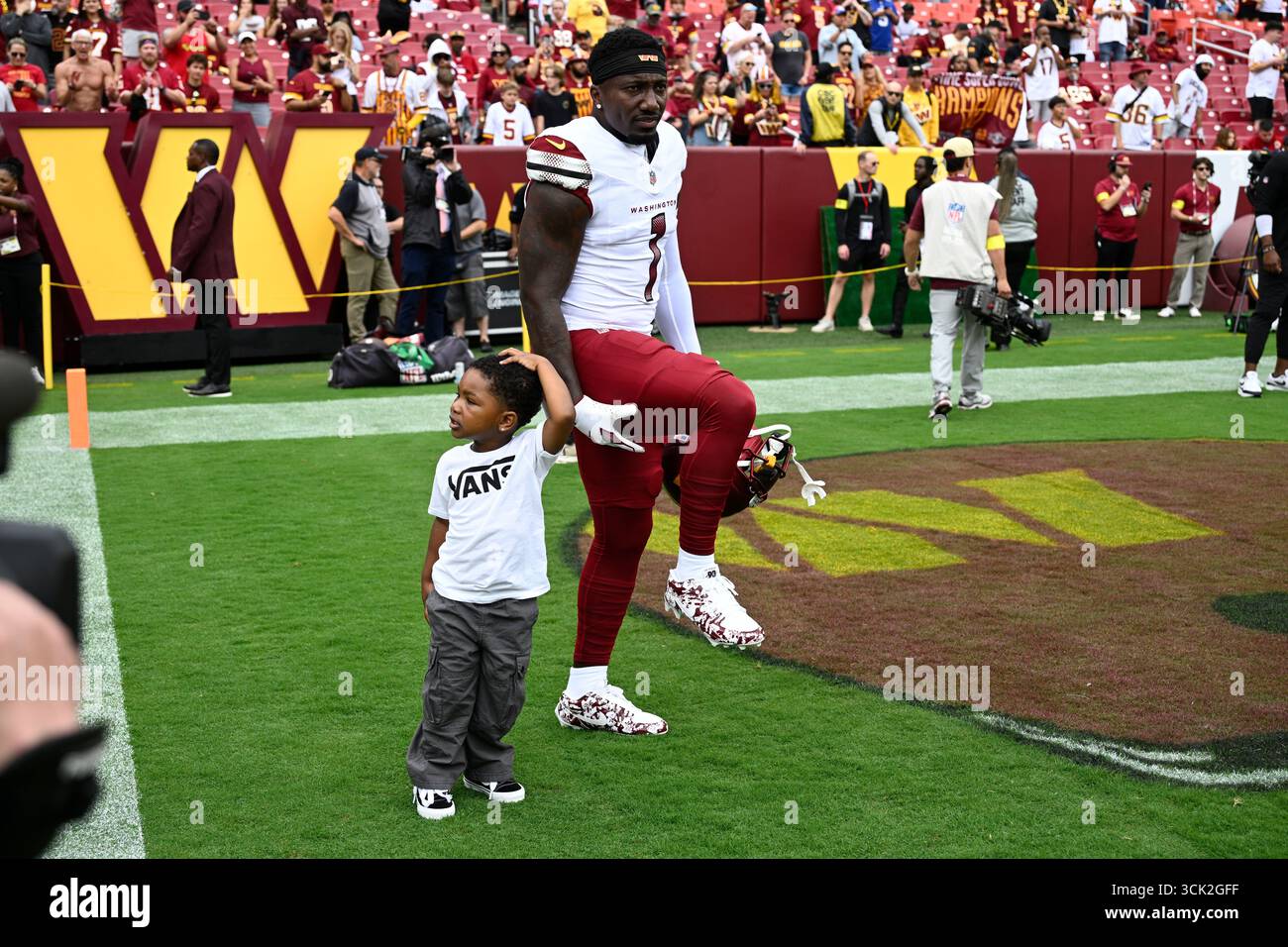 Washington Commanders wide receiver Deebo Samuel (1) warms up before an ...