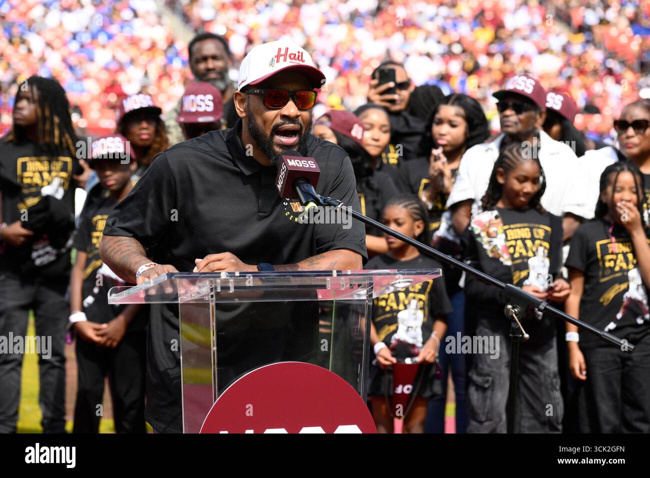 Former Washington player Santana Moss speaks during a half-time ...