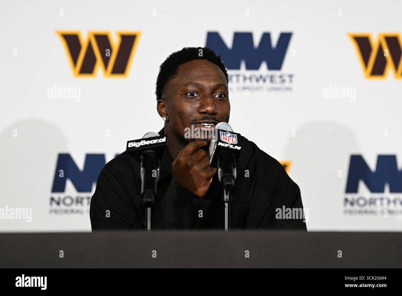 Washington Commanders wide receiver Deebo Samuel (1) speaks to members ...