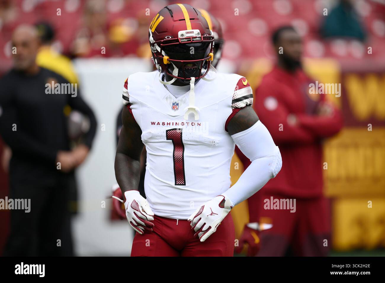Washington Commanders wide receiver Deebo Samuel (1) warms up before an ...