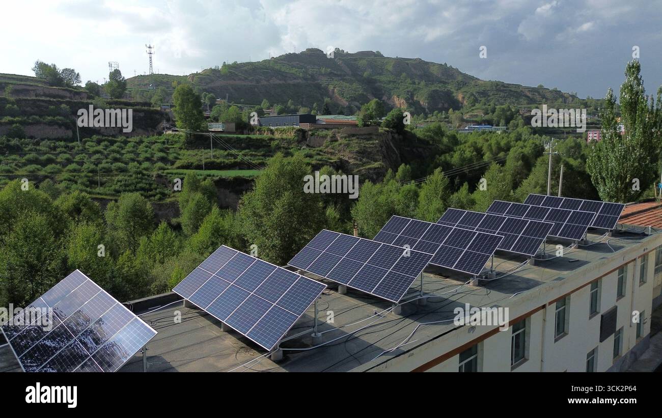 (250910) -- XINING, Sept. 10, 2025 (Xinhua) -- Rooftop solar panels are ...
