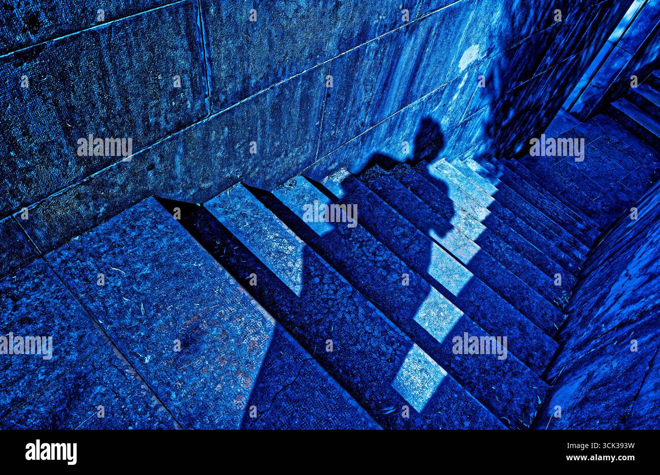 Angst . Schatten einer Person in der Dämmerung. Gardone Riviera ...