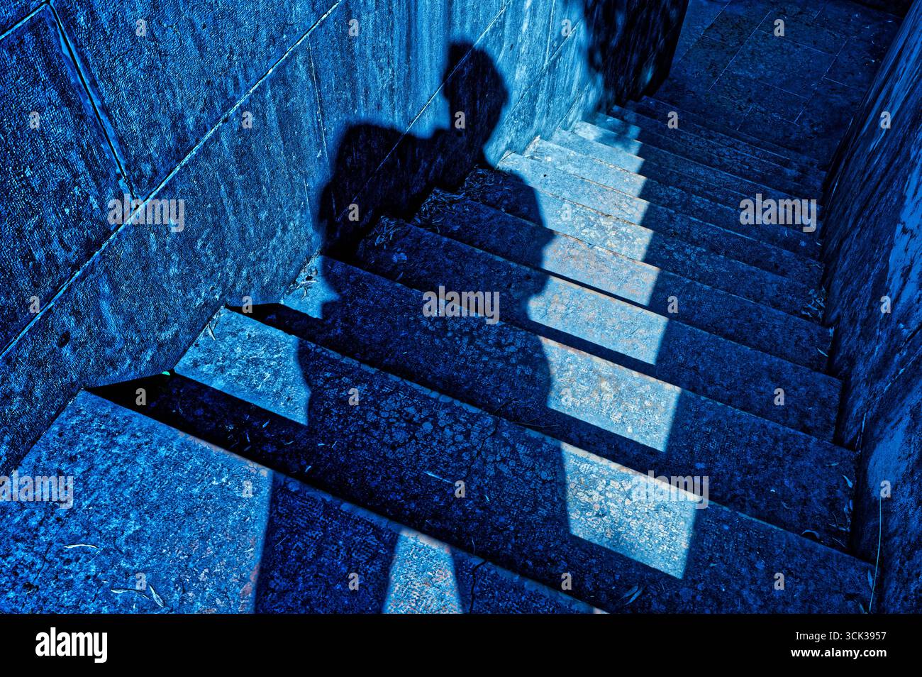 Angst . Schatten einer Person in der Dämmerung. Gardone Riviera ...