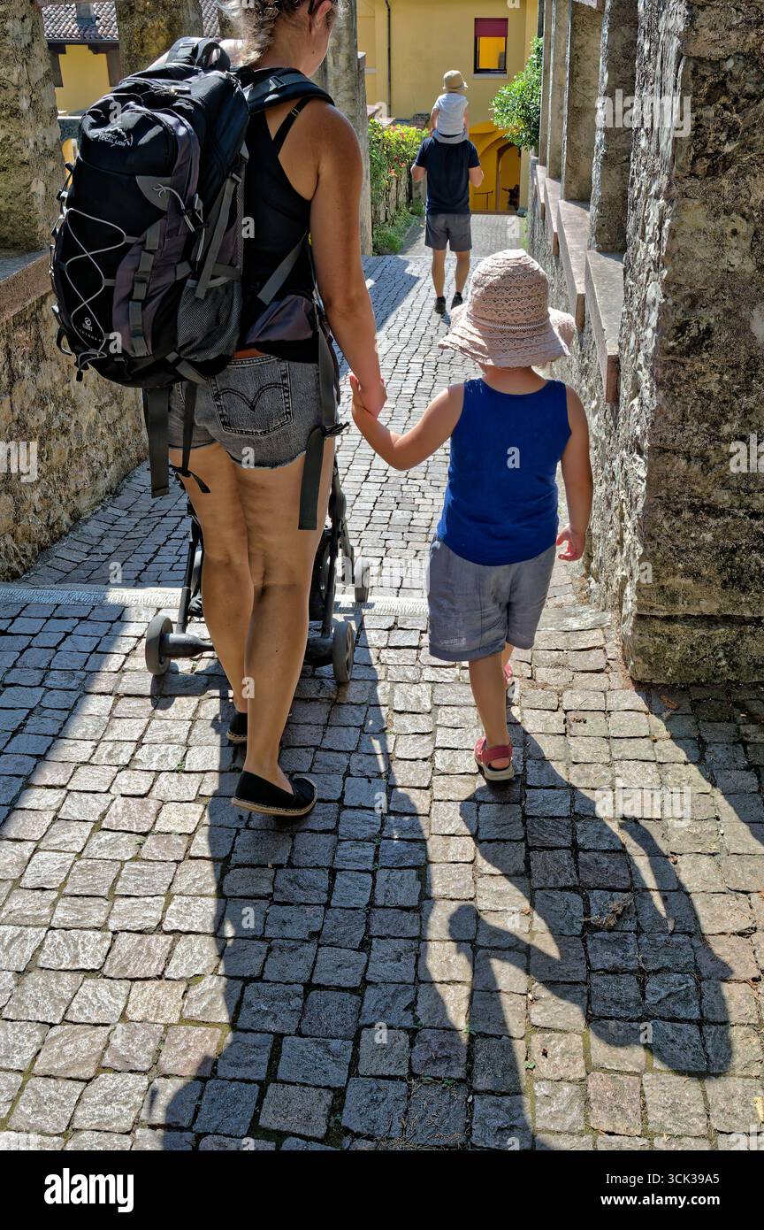 Urlaub am Gardasee. Familienausflug mit zwei Kindern. Gardone Riviera ...