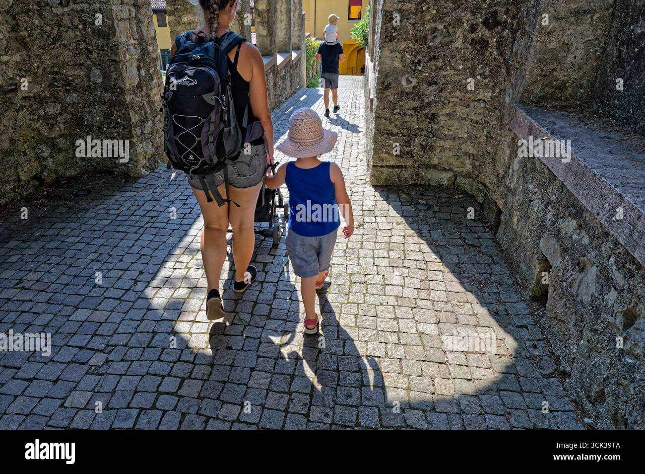 Urlaub am Gardasee. Familienausflug mit zwei Kindern. Gardone Riviera ...