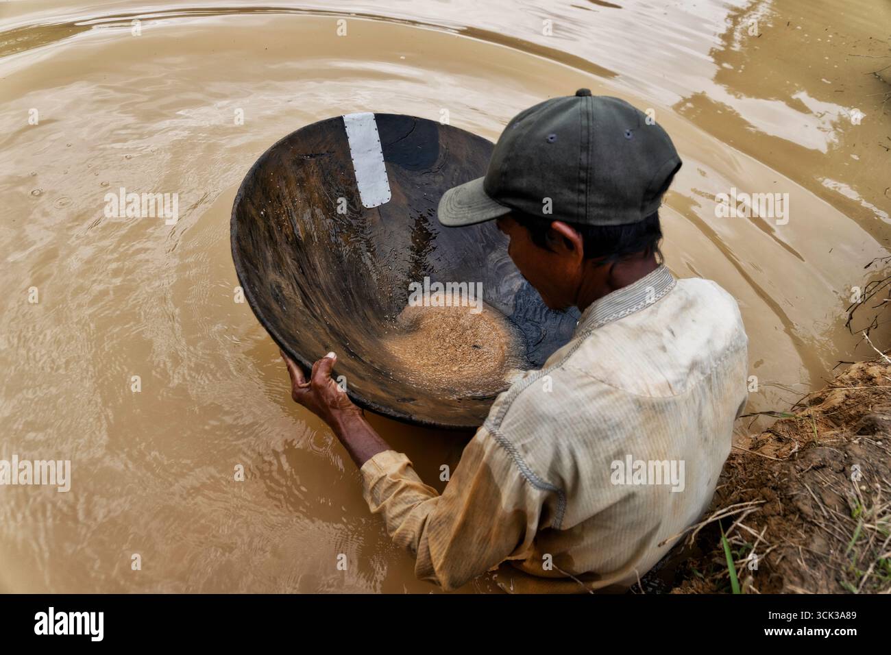 Artisanal gold and diamond mining in Kalimantan, Borneo, Indonesia ...