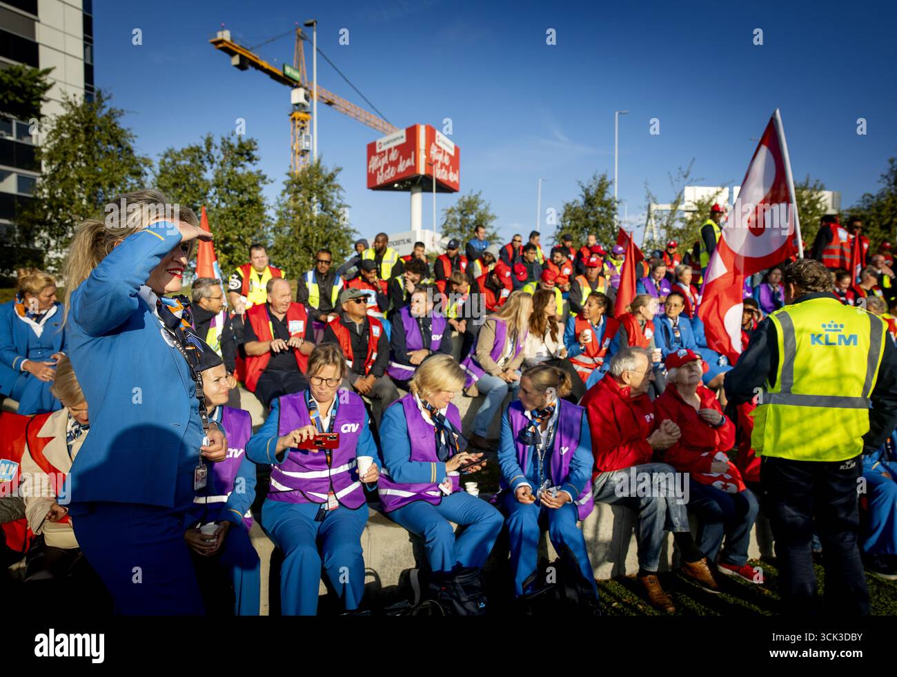 SCHIPHOL - KLM ground crew members during a work stoppage due to ...