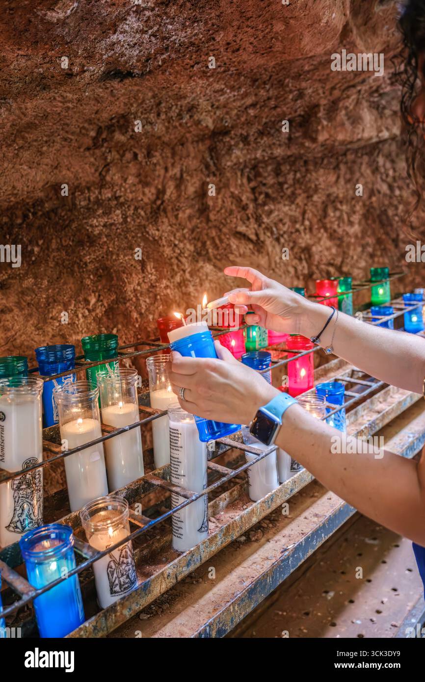 Cave visitor lighting hi-res stock photography and images - Alamy