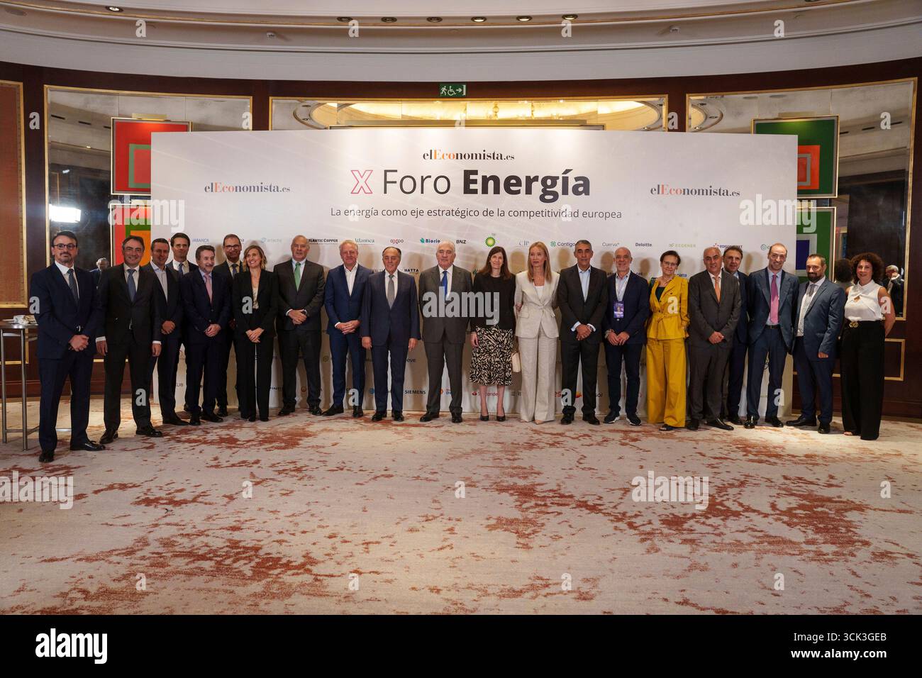 Group photo prior to the 'X Foro Energía: Energy as a strategic axis of ...