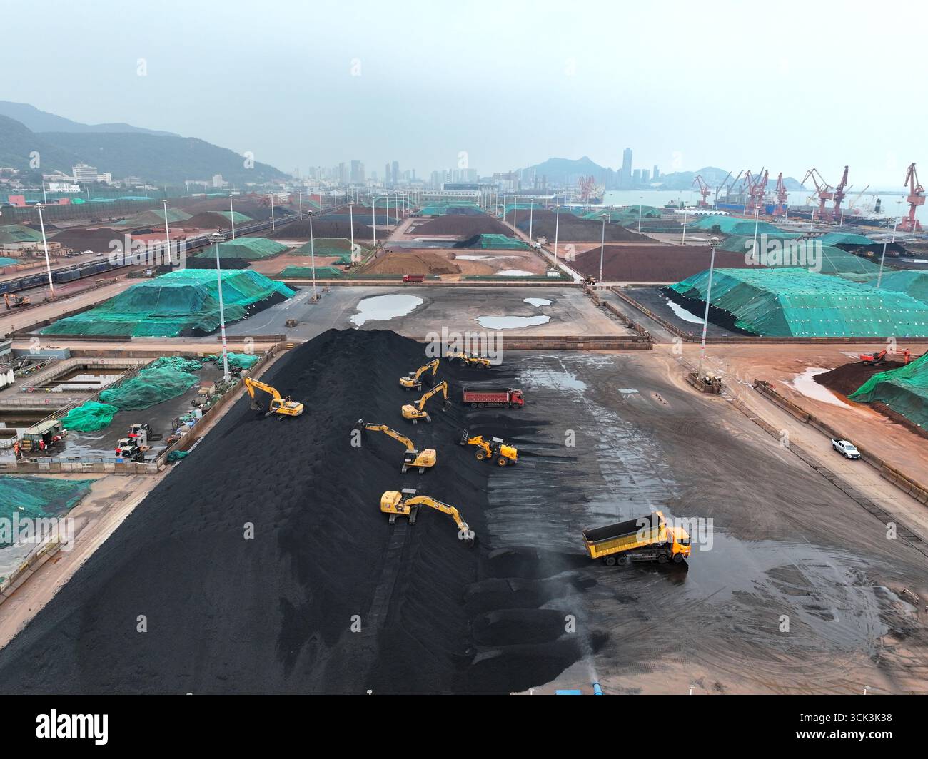 Aerial photo shows the ship unloading coals at Lianyungang Port in ...