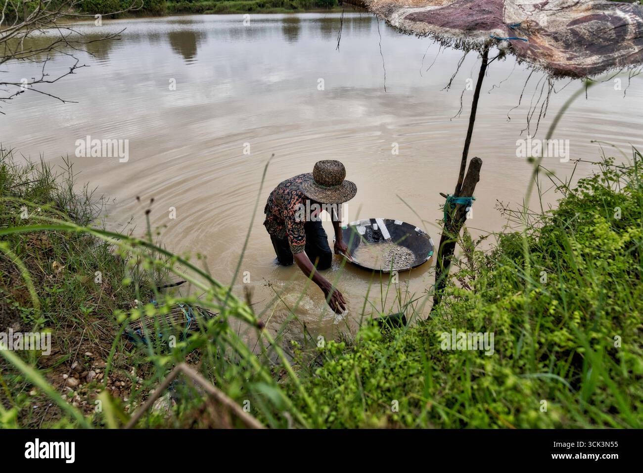 Artisanal gold and diamond mining in Kalimantan, Borneo, Indonesia ...