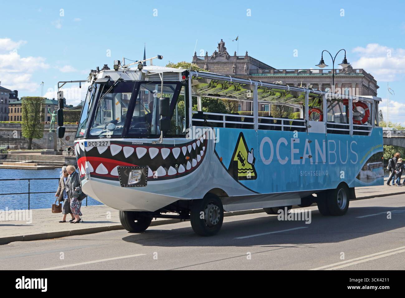 Amphibious sightseeing tour bus hi-res stock photography and images - Alamy