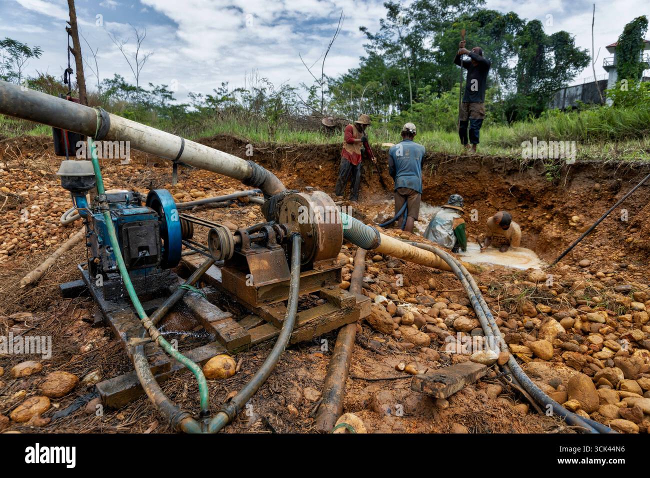 Artisanal gold and diamond mining in Kalimantan, Borneo, Indonesia ...
