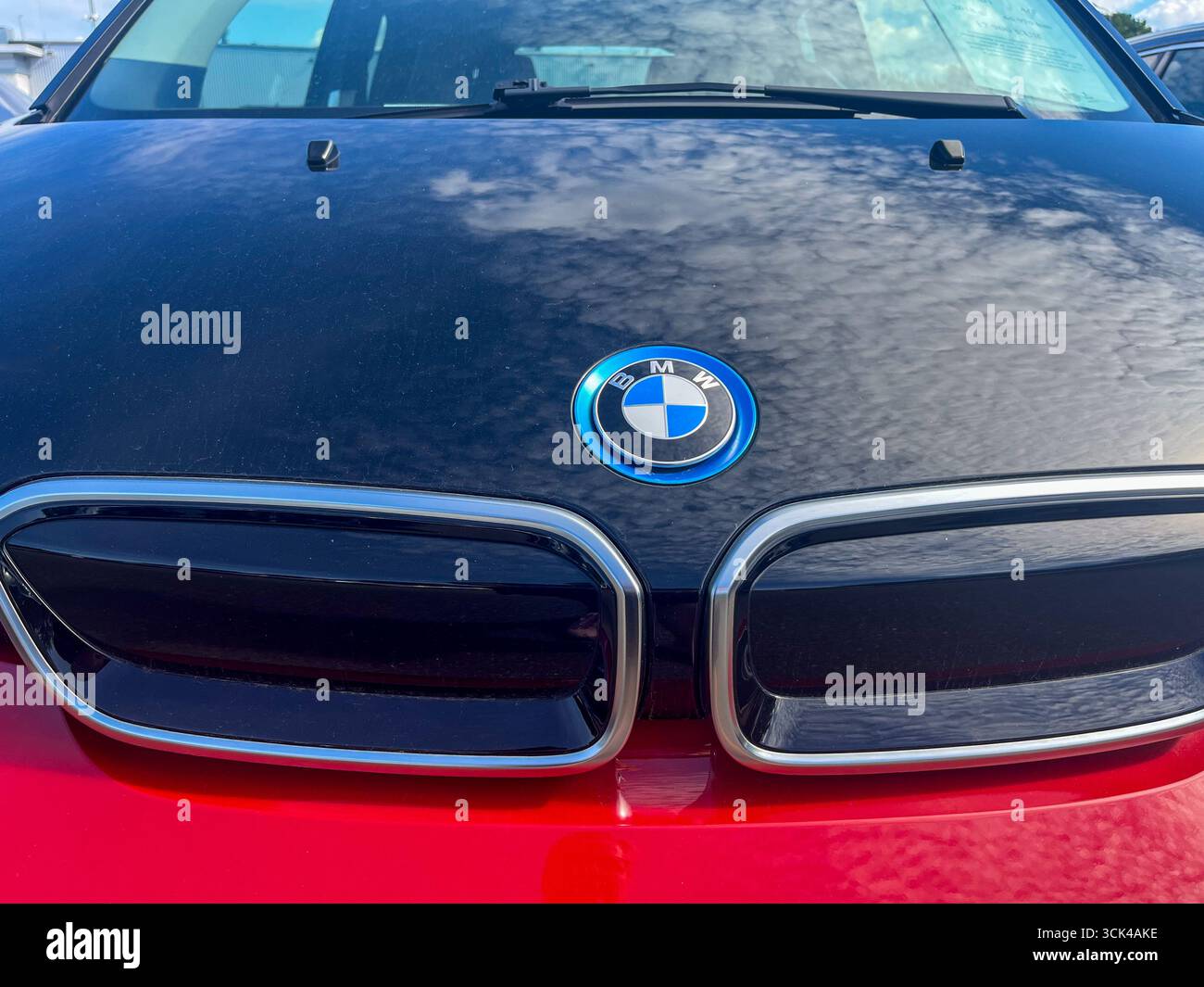 Bmw automotive brand logo hi-res stock photography and images - Alamy