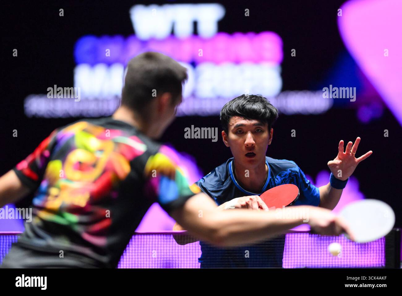 (250910) -- MACAO, Sept. 10, 2025 (Xinhua) -- Lee Sang Su (R) of South ...