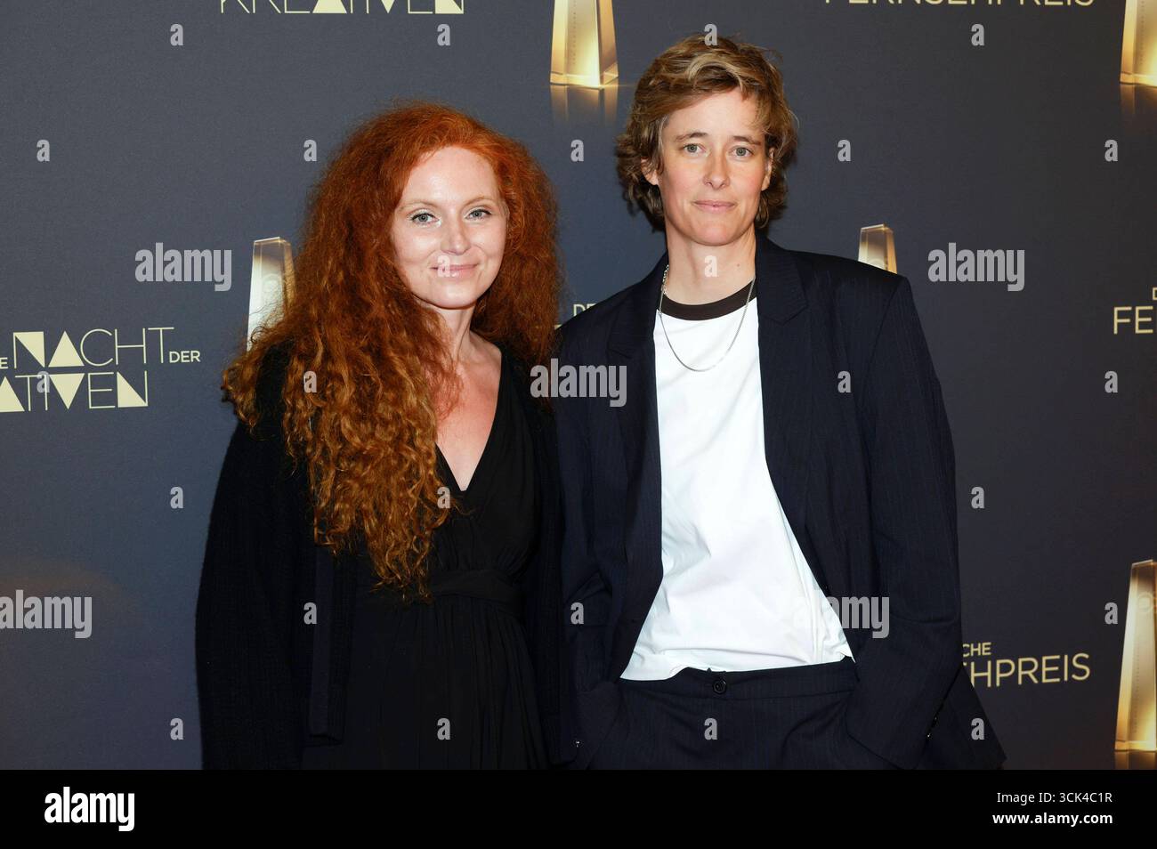 Martina Eisenreich und Pia Strietmann bei der Verleihung des Deutschen ...