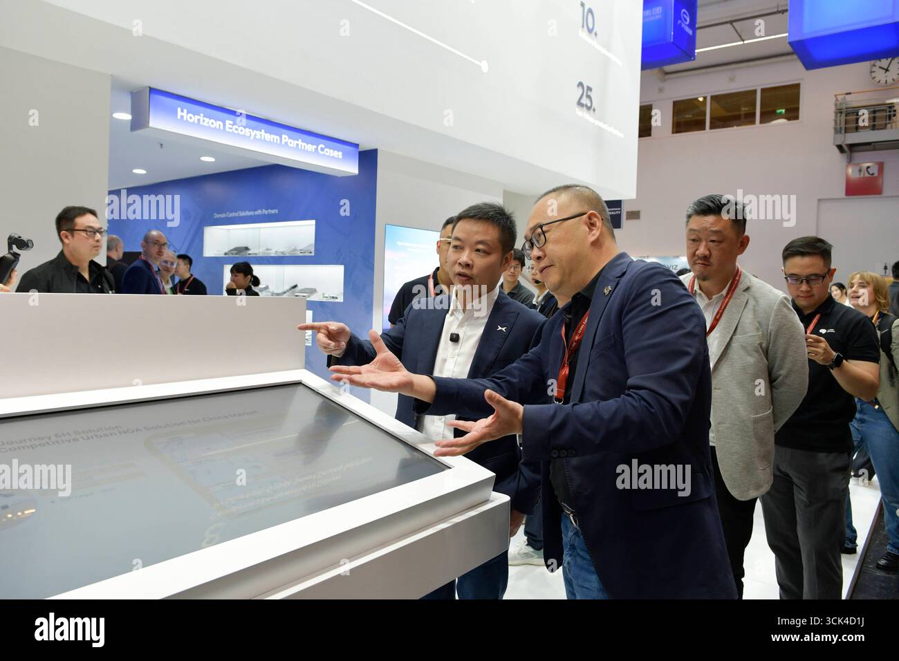 XPeng CEo He Xiaopeng auf IAA Messerundgang XPeng CEo He Xiaopeng auf ...