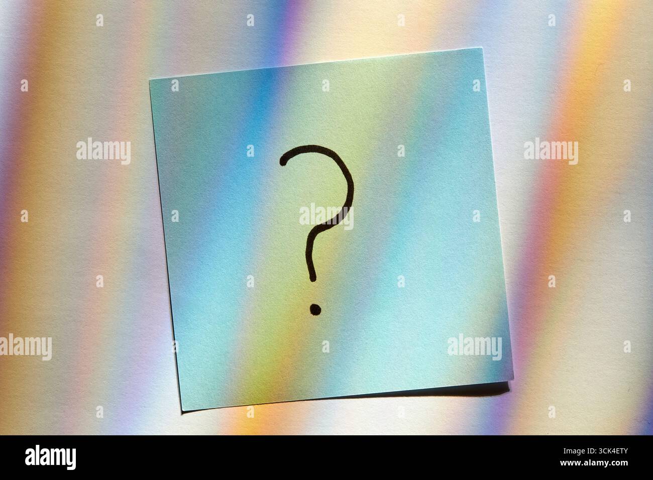 Question mark on post it note Stock Photo - Alamy