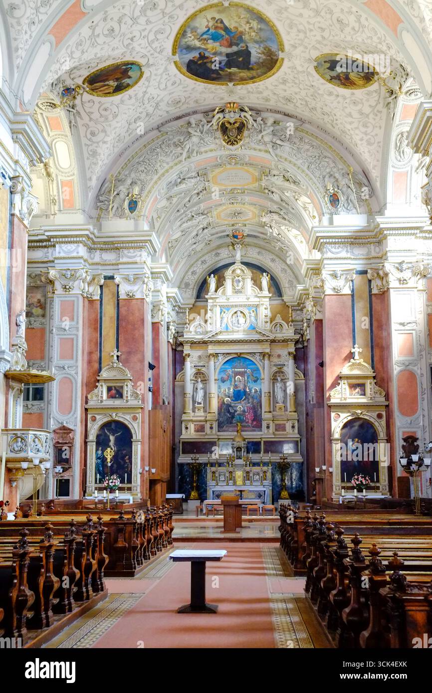 Main altar pews in hi-res stock photography and images - Alamy