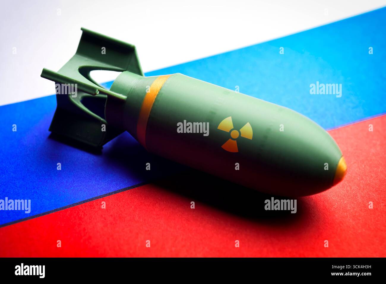 Fahne von Russland und Bombe mit Radioaktivitätszeichen, nukleare ...