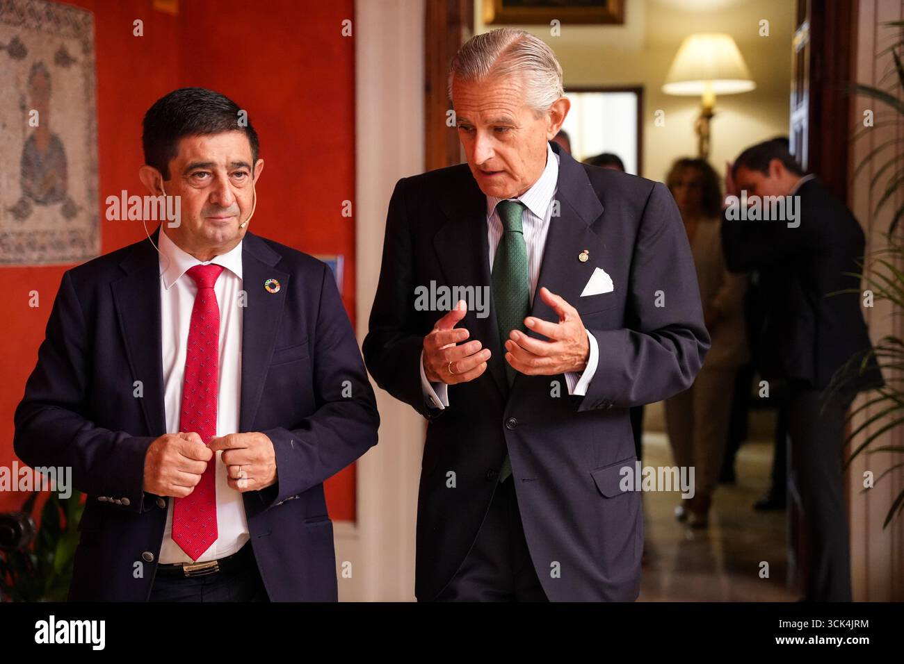 The president of Europa Press, Asís Martín de Cabiedes, (right) with the president of the Jaén ...