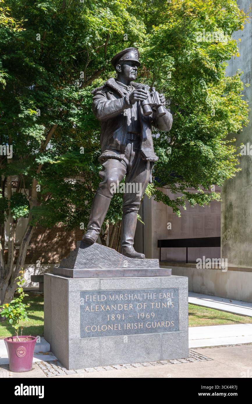 Figure holding binoculars hi-res stock photography and images - Alamy