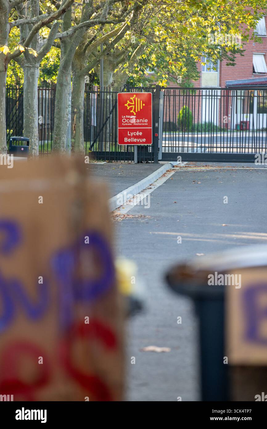 Blockade of the Bellevue school complex in Albi, France on september 10 ...