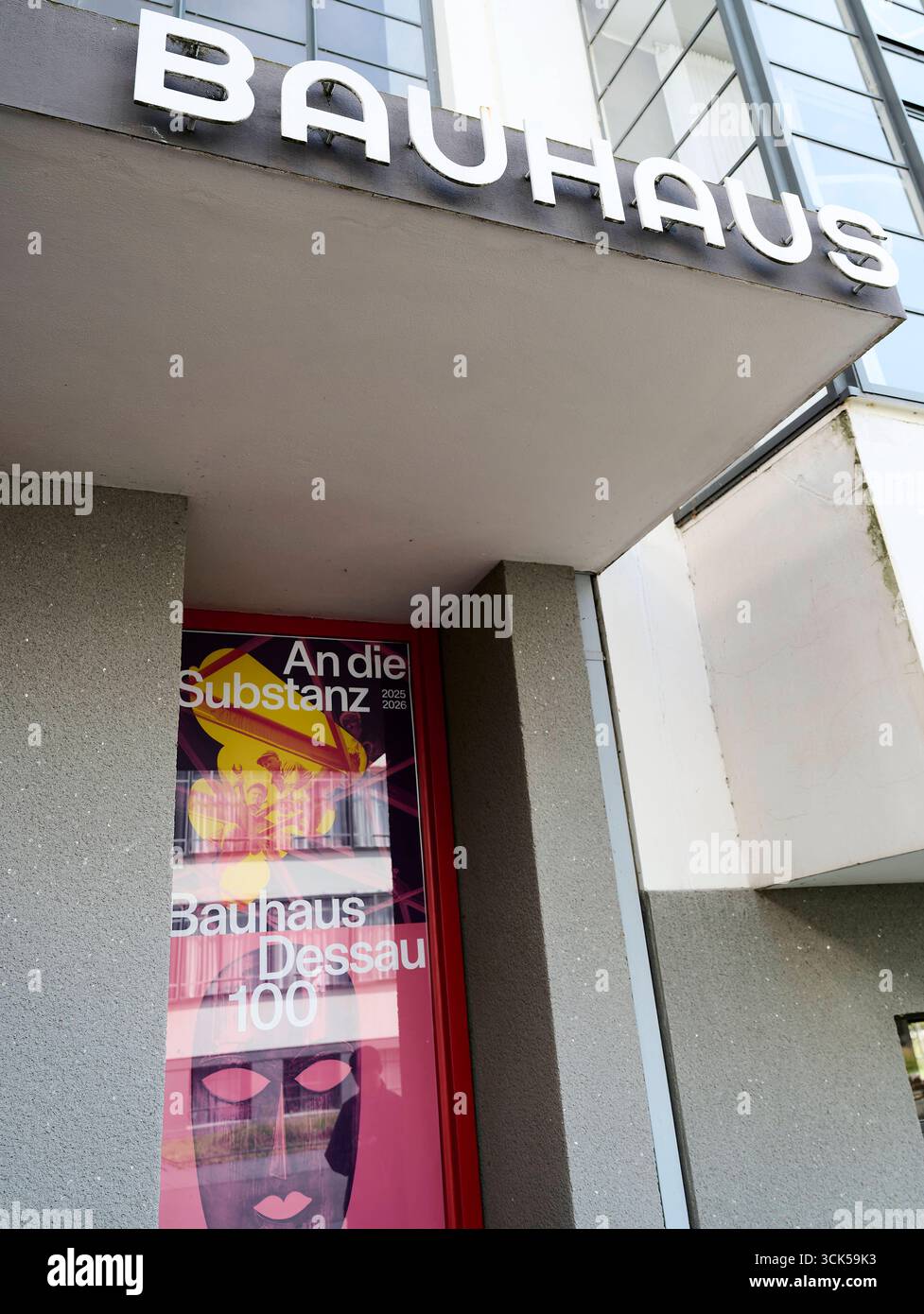Fassade der Bauhauses in Dessau geschmückt EUR, Deutschland,Dessau, 04.09.2025: Reiner Haseloff ...
