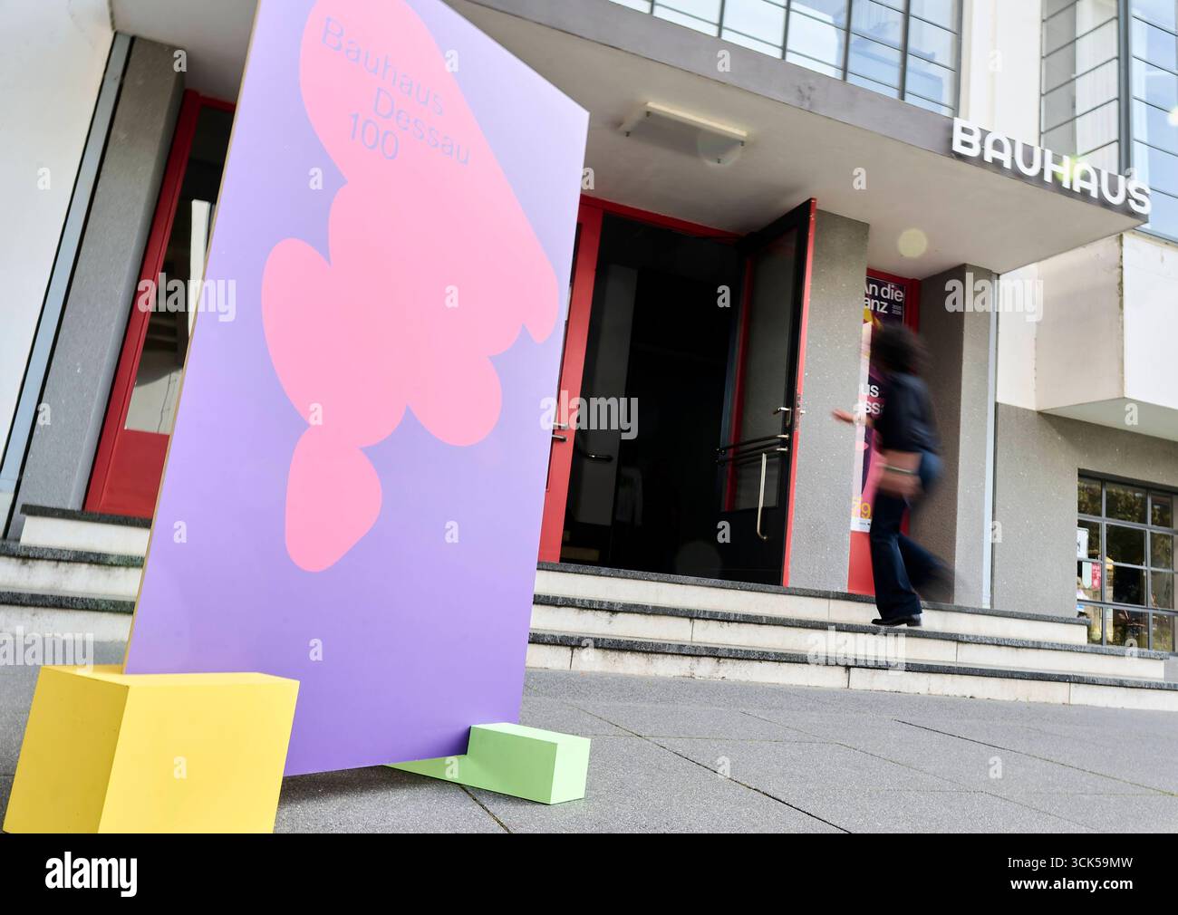 Fassade der Bauhauses in Dessau geschmückt EUR, Deutschland,Dessau, 04.09.2025: Reiner Haseloff ...
