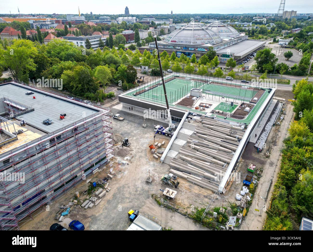 10 September 2025, Saxony, Leipzig: Construction workers are busy ...