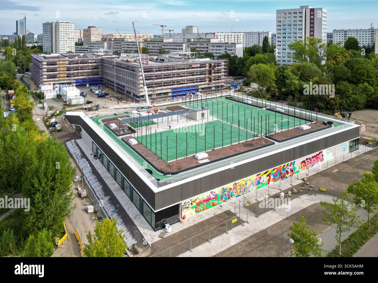 10 September 2025, Saxony, Leipzig: Construction workers are busy ...