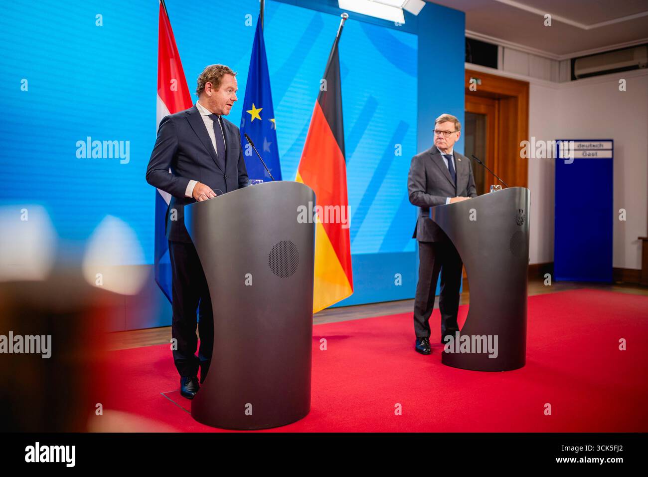 Johann Wadephul CDU, Bundesaussenminister, trifft David van Weel, Minister fuer auswaertige ...