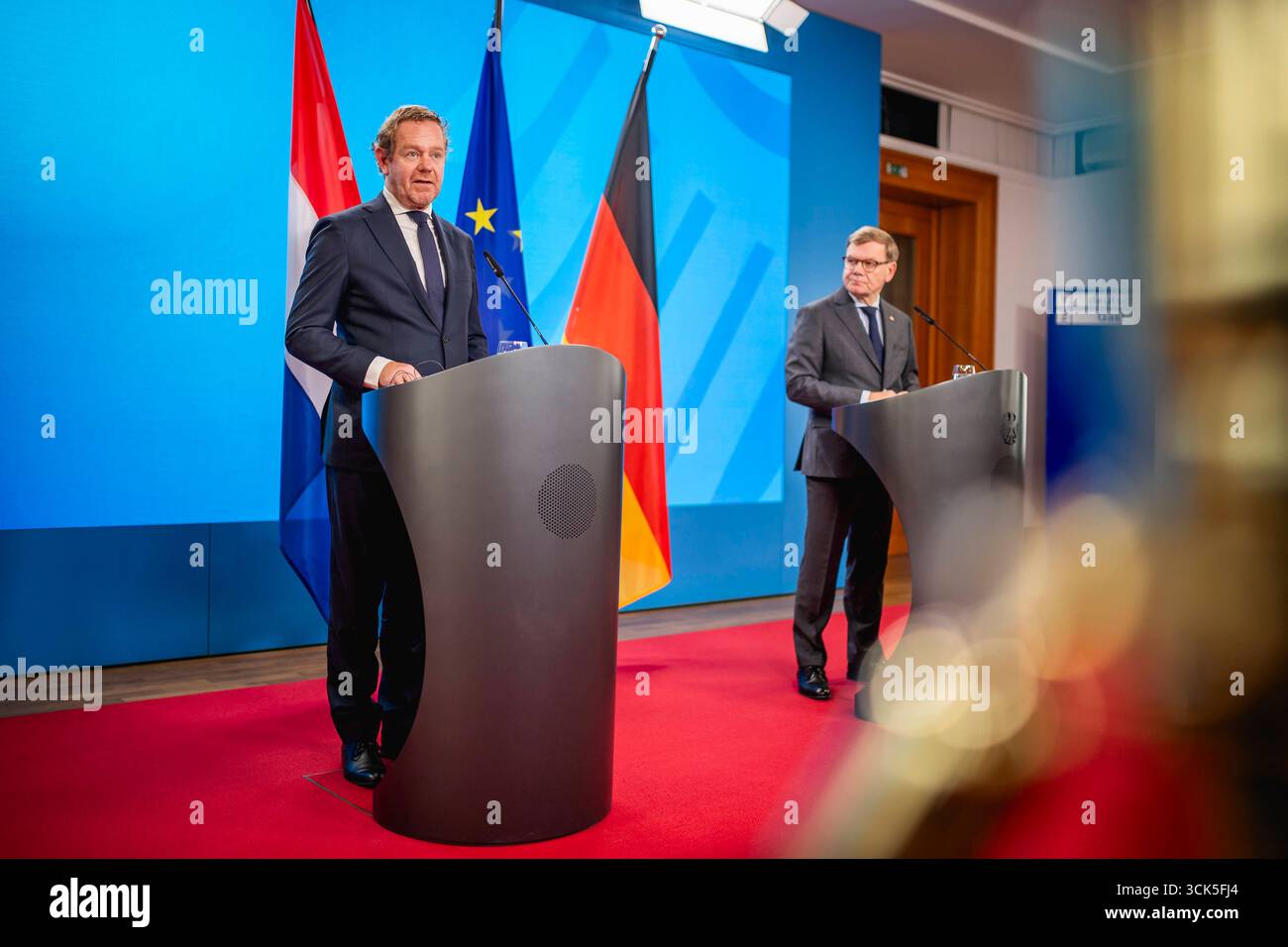 Johann Wadephul CDU, Bundesaussenminister, trifft David van Weel, Minister fuer auswaertige ...