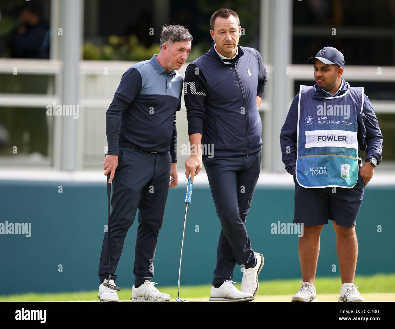Robbie Fowler and John Terry on the 18th green during the BMW PGA ...