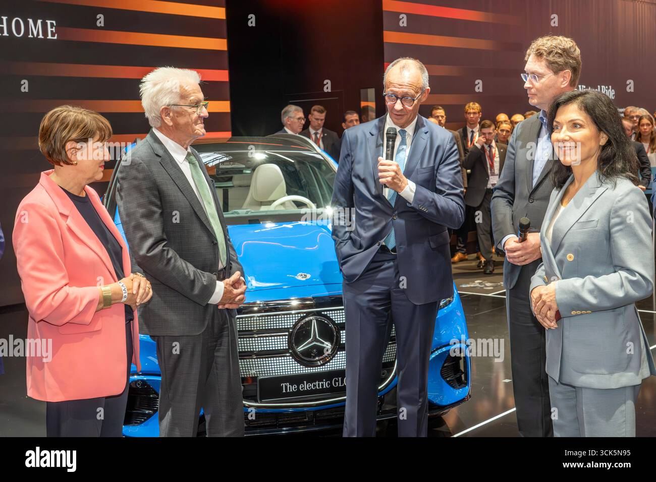 Bundeskanzler Friedrich Merz, Mercedes-Chef Ola Källenius, Ministerin Reiche, neuer elektrischer ...