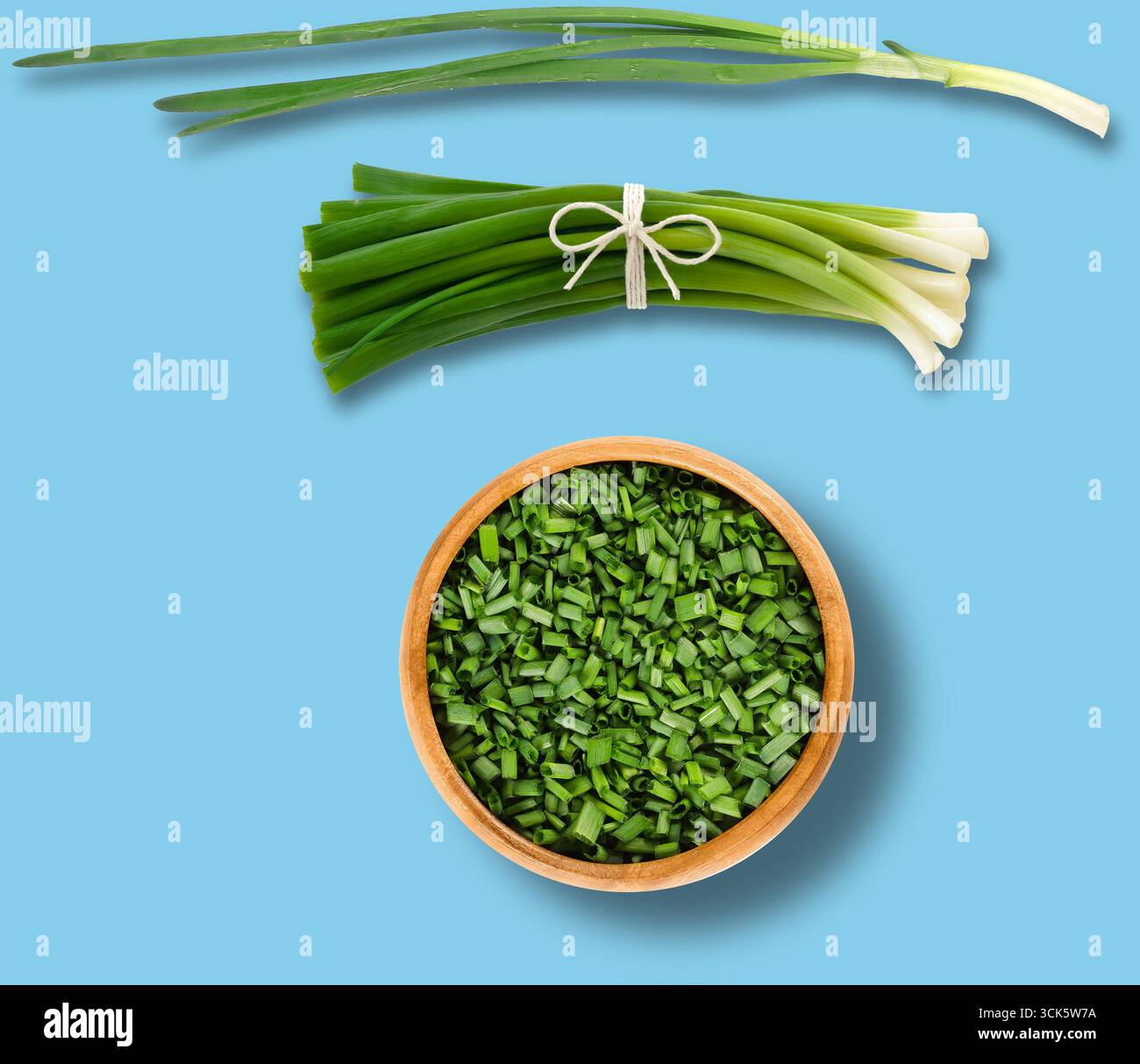 Gambar menunjukkan bawang daun utuh dan yang sudah dicincang dalam ...