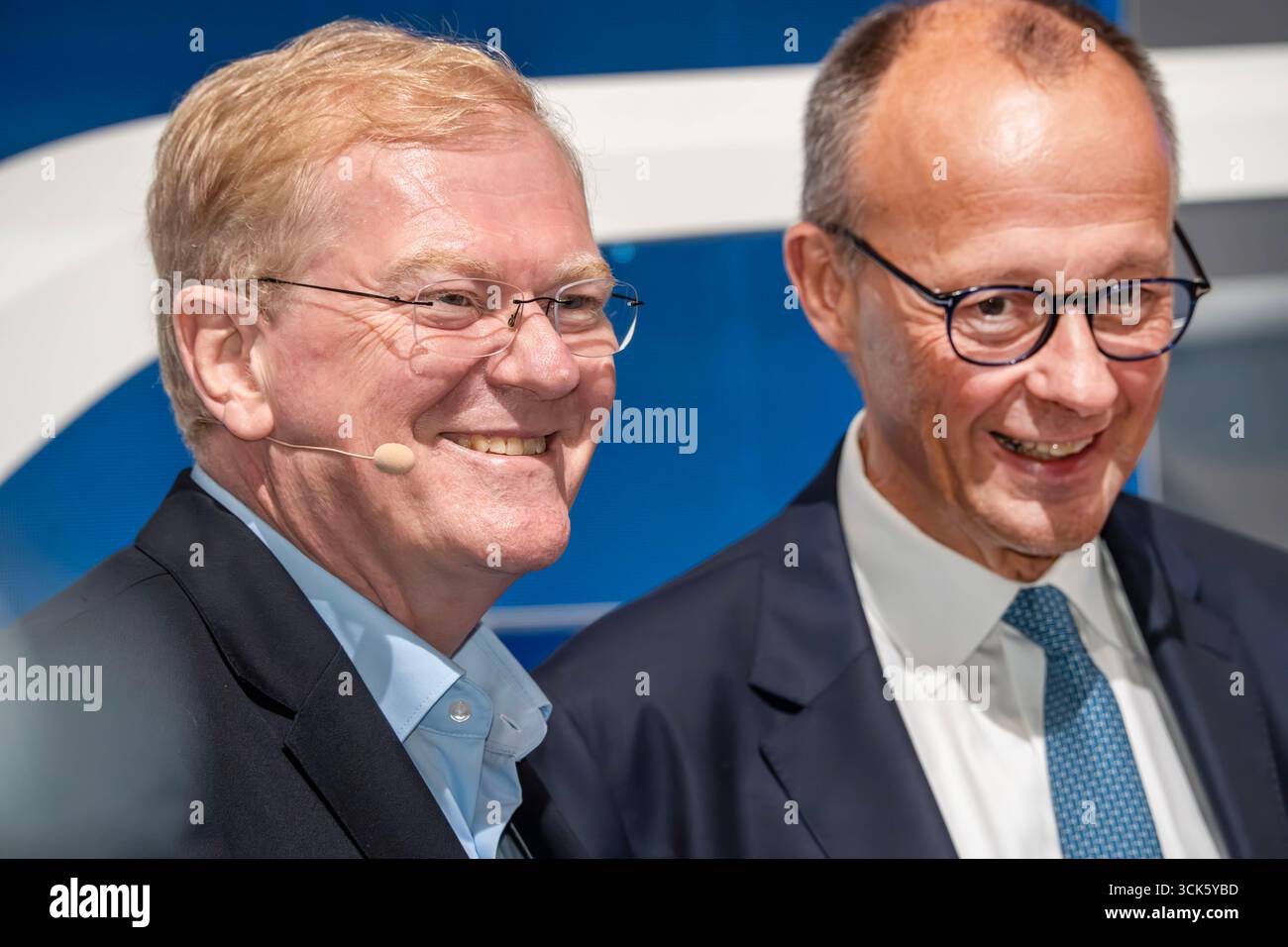 Bundeskanzler Friedrich Merz, Bosch-Chef Stefan Hartung, Messerundgang ...